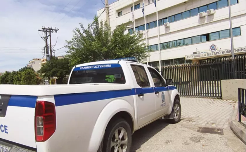 Ροδόπη: Αλλοδαπός διακινητής τράκαρε σε κολώνα φαναριού | xronos.gr